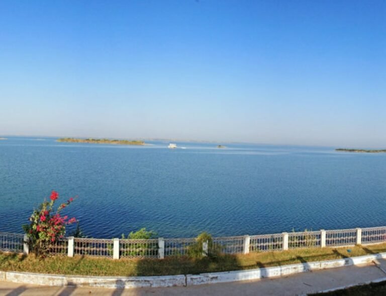 Keenjhar Lake: Sindh Famous Places - TravelTute